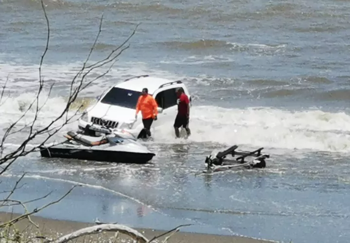 Olas casi arrastran camioneta de lujo en playa Rompío (Video) | Critica